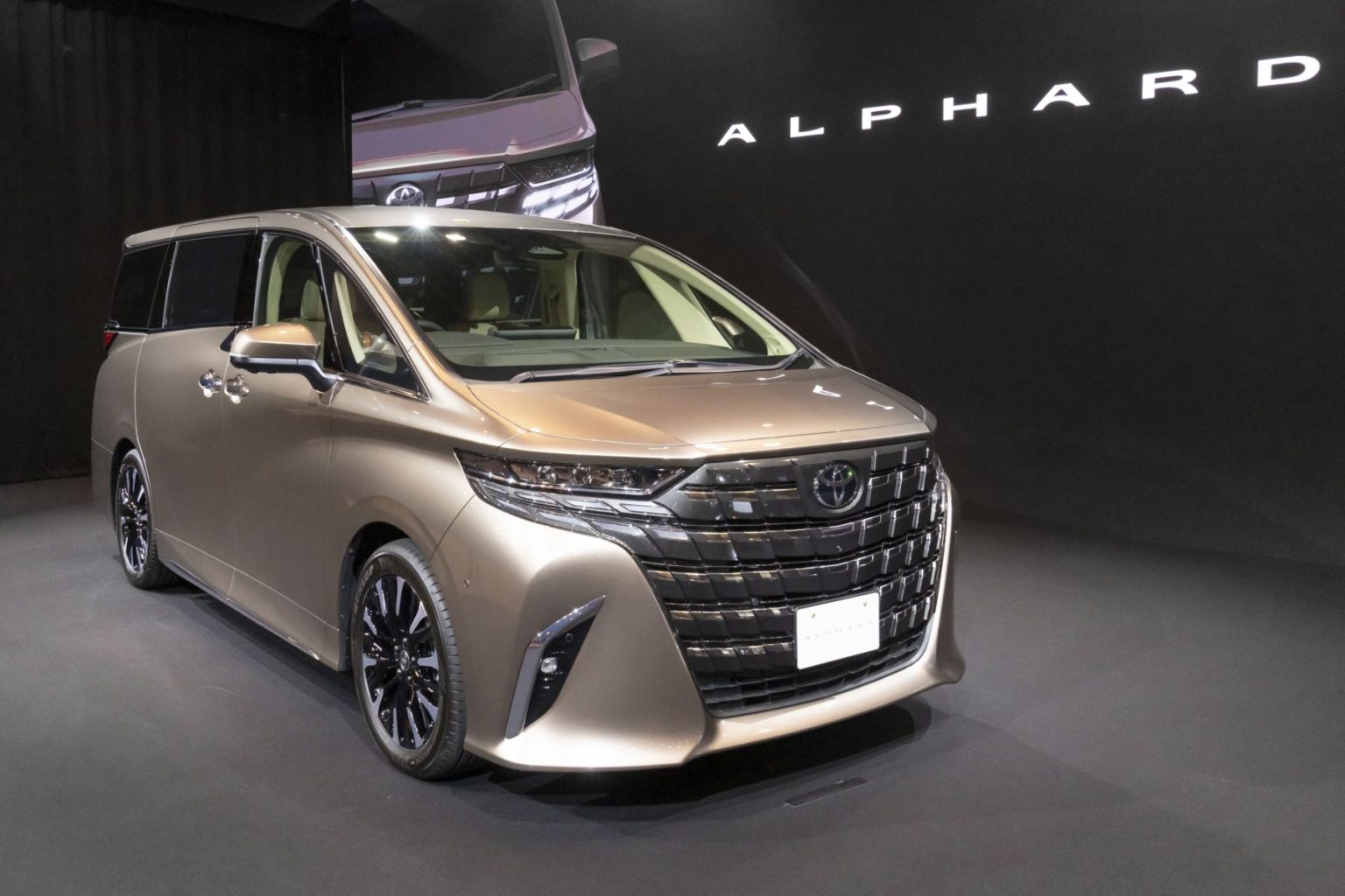 Alphard มี 6 รุ่นย่อย